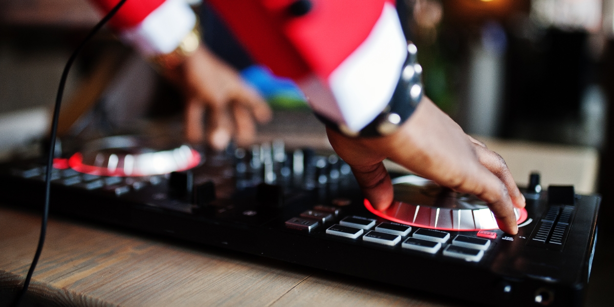 Techniques de mix DJ : beatmatching, EQ, transitions - SonoVente.com