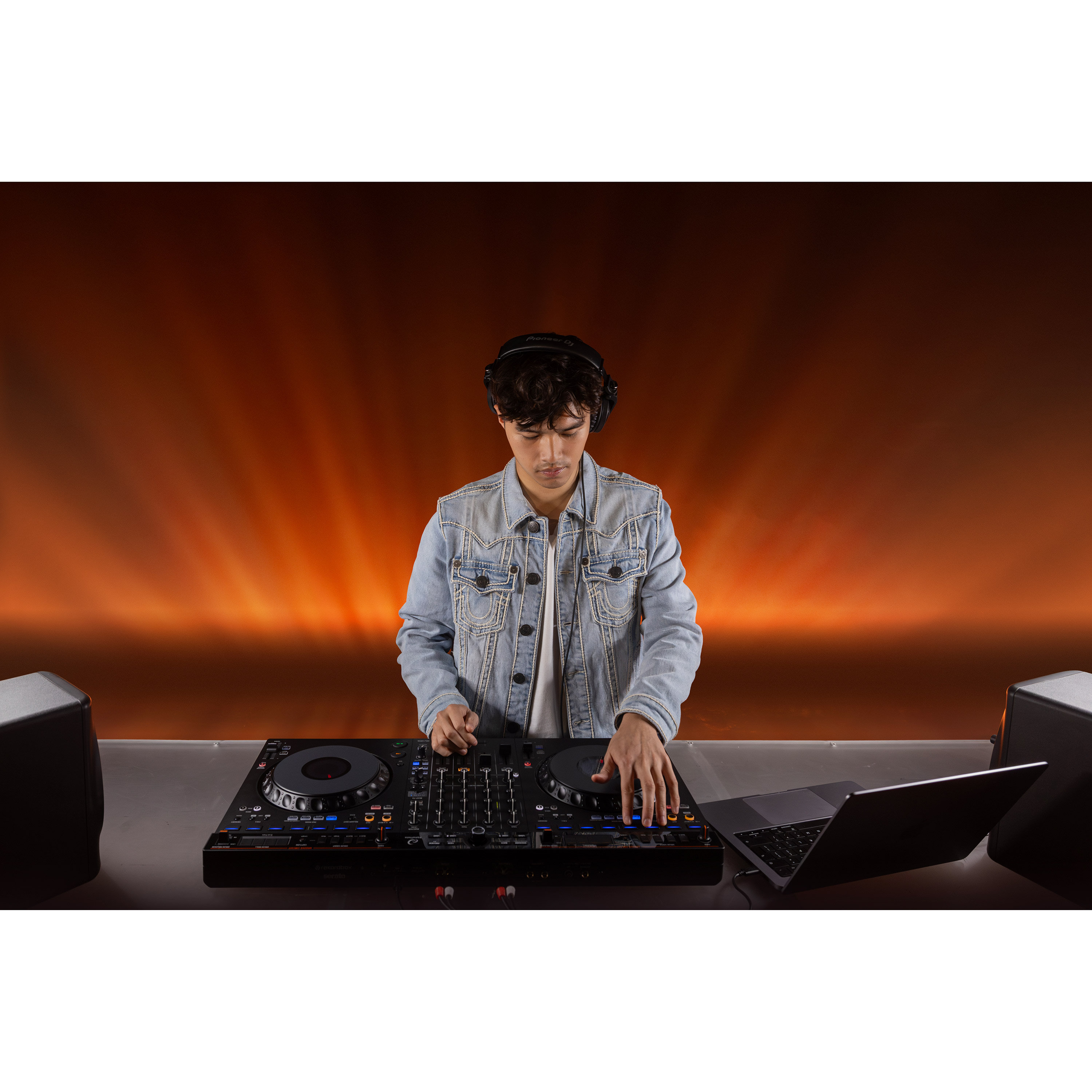 Pioneer DJ Pack DDJ-GRV6 + Classic 5 Pack - Contrôleur DJ USB SonoVente.com