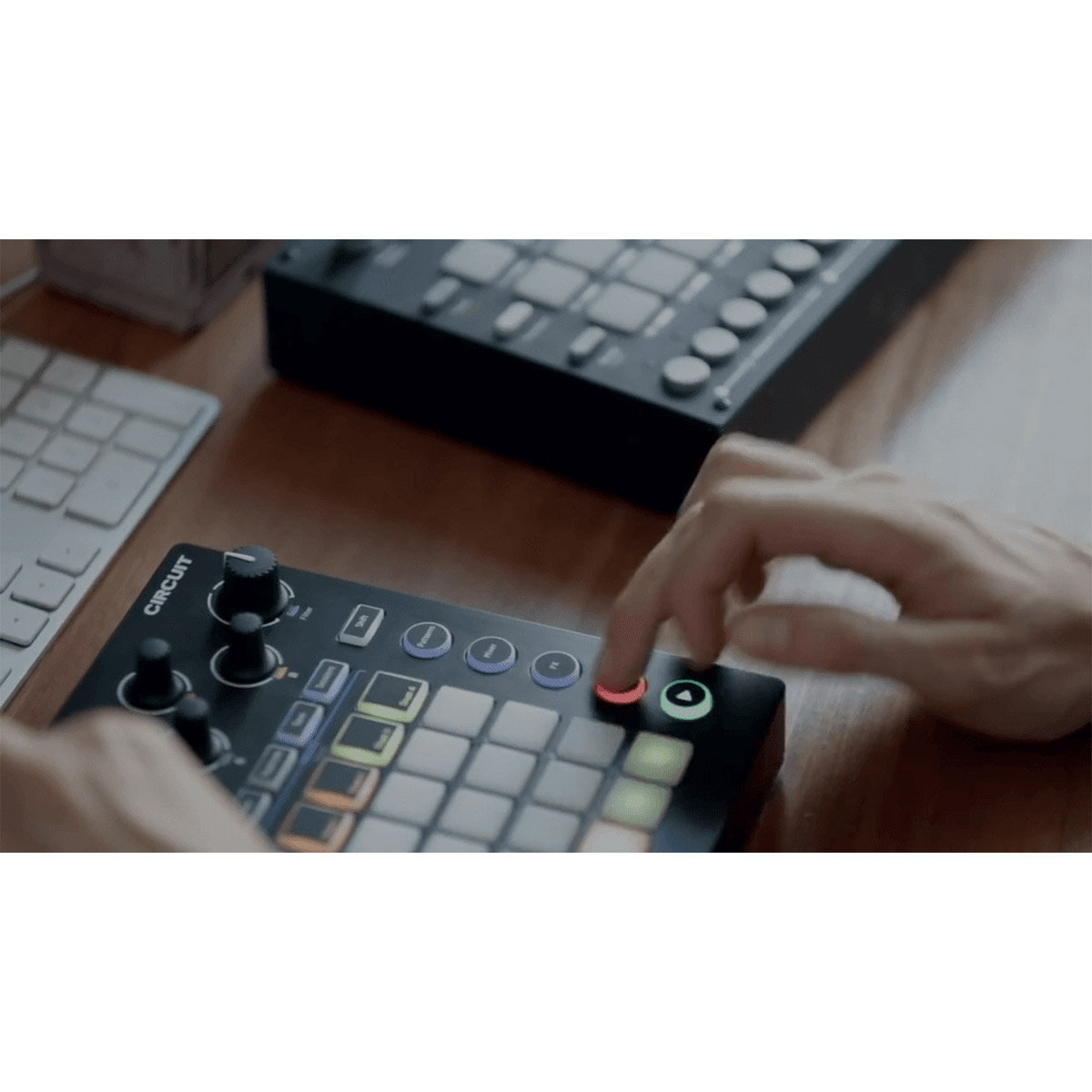 Novation CIRCUIT : Sampler et Groovebox Novation - SonoVente.com