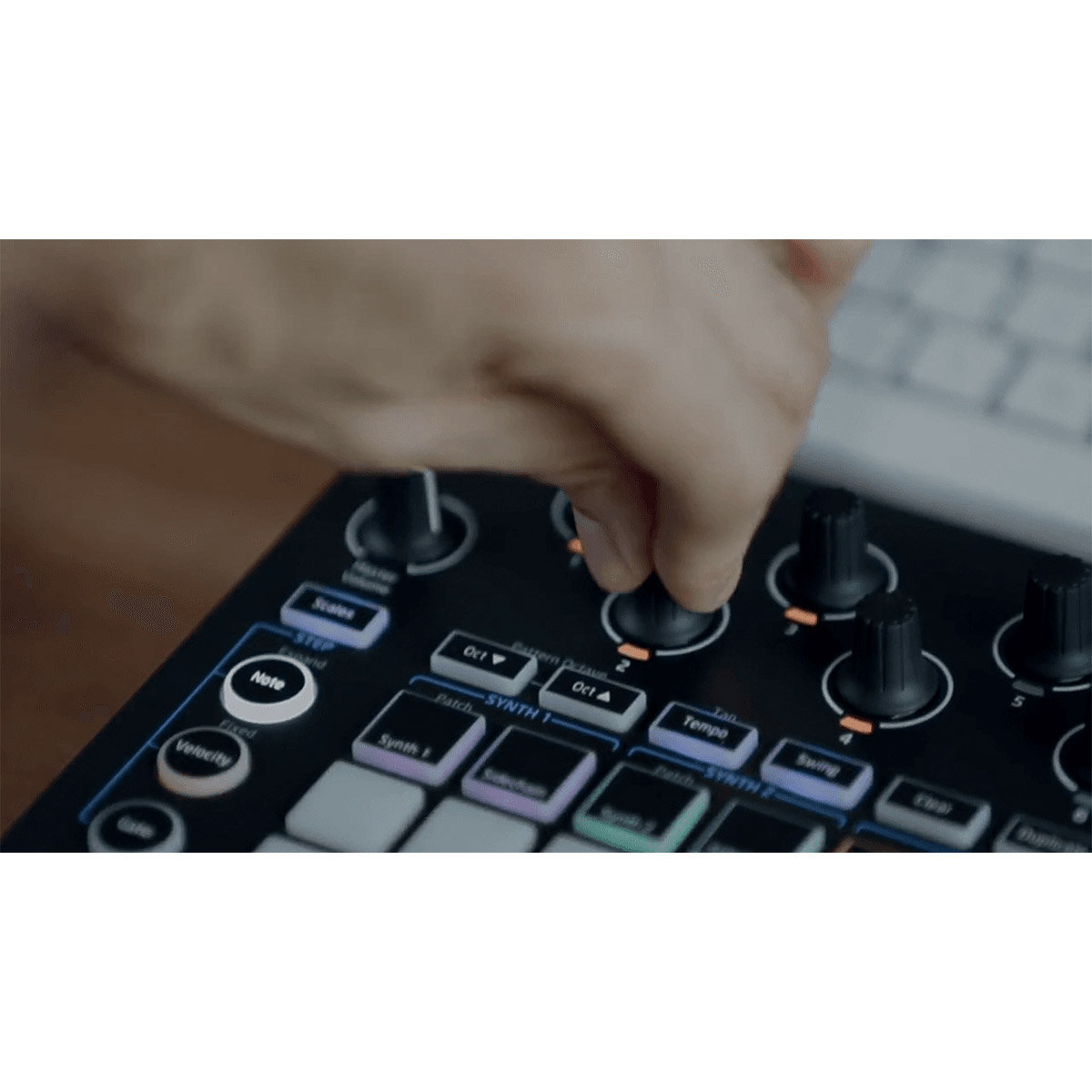 Novation CIRCUIT : Sampler et Groovebox Novation - SonoVente.com