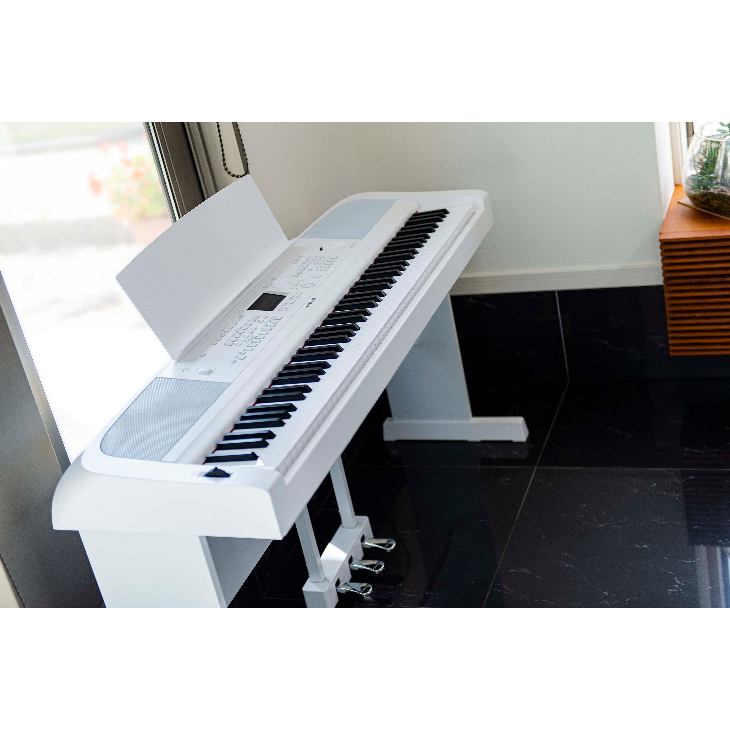 Yamaha DGX-670 WH - Clavier toucher dynamique SonoVente.com