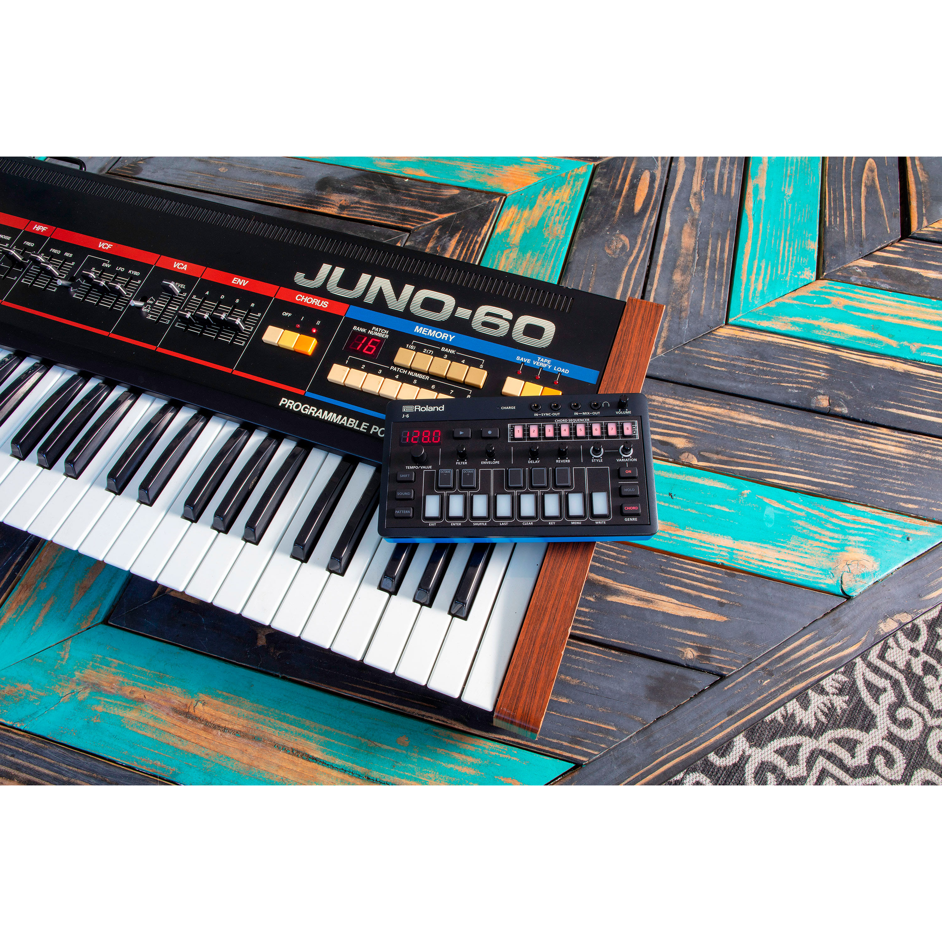 Roland J-6 Chord Synth Aira Compact - Synthétiseur SonoVente.com