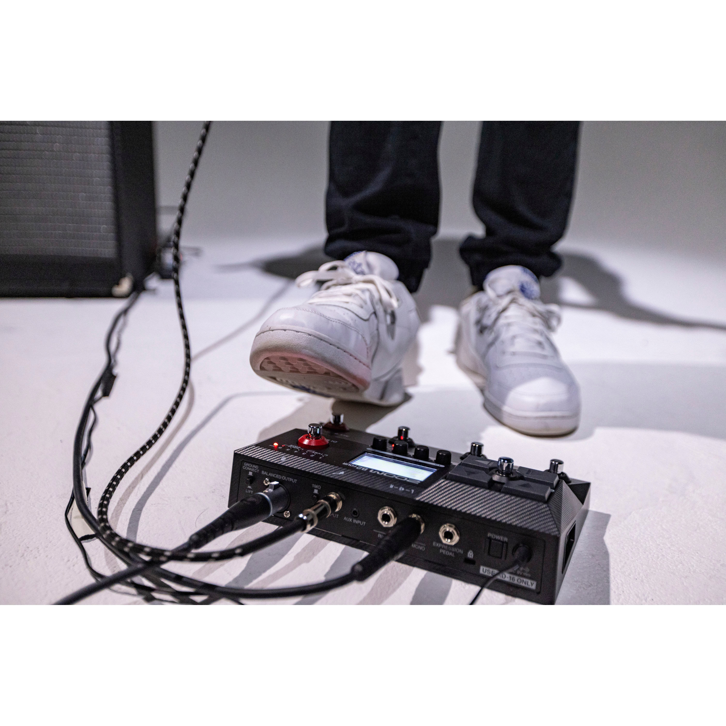 Zoom B2 Four - Effets basse SonoVente.com