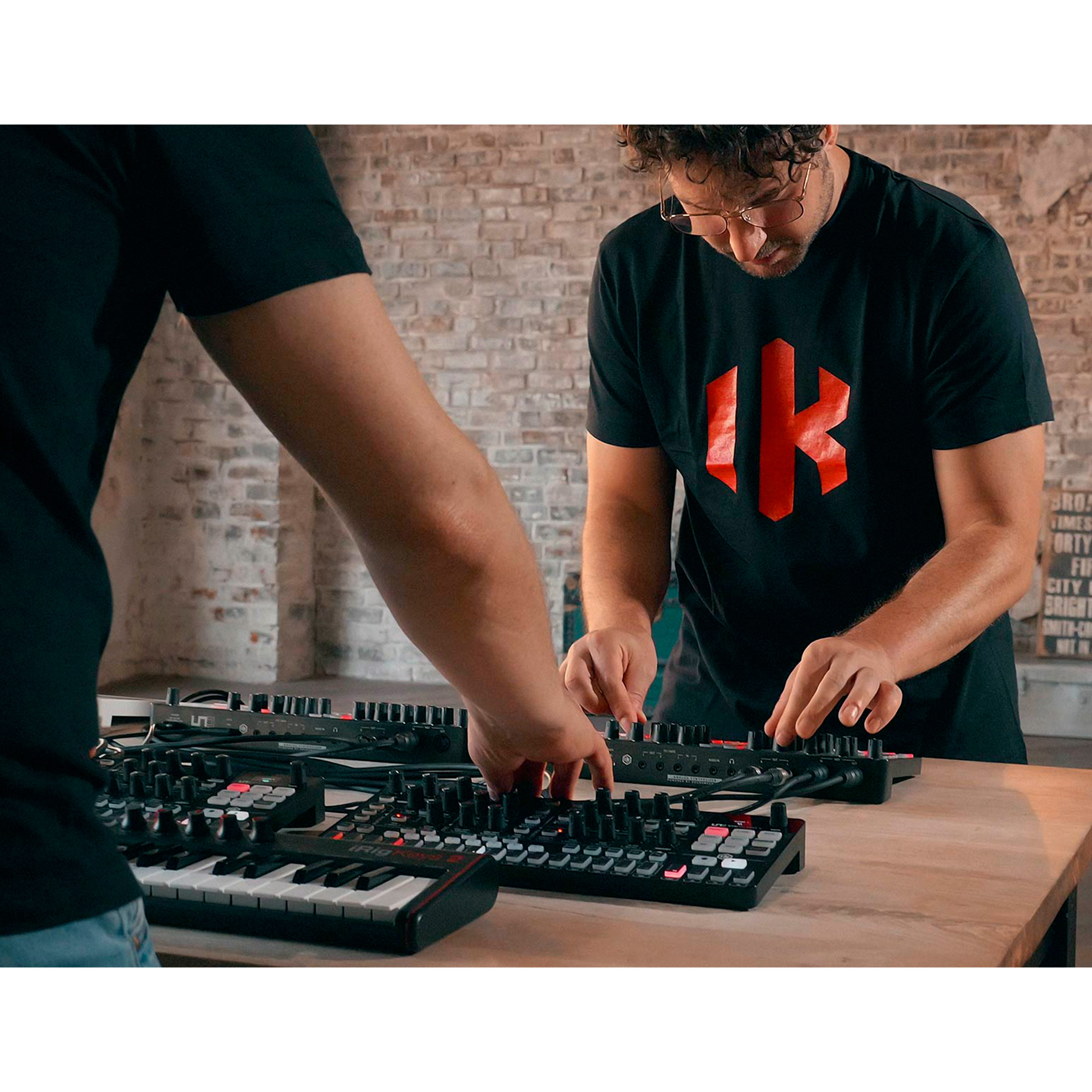IK Multimédia UNO Synth Pro X - Synthétiseur SonoVente.com