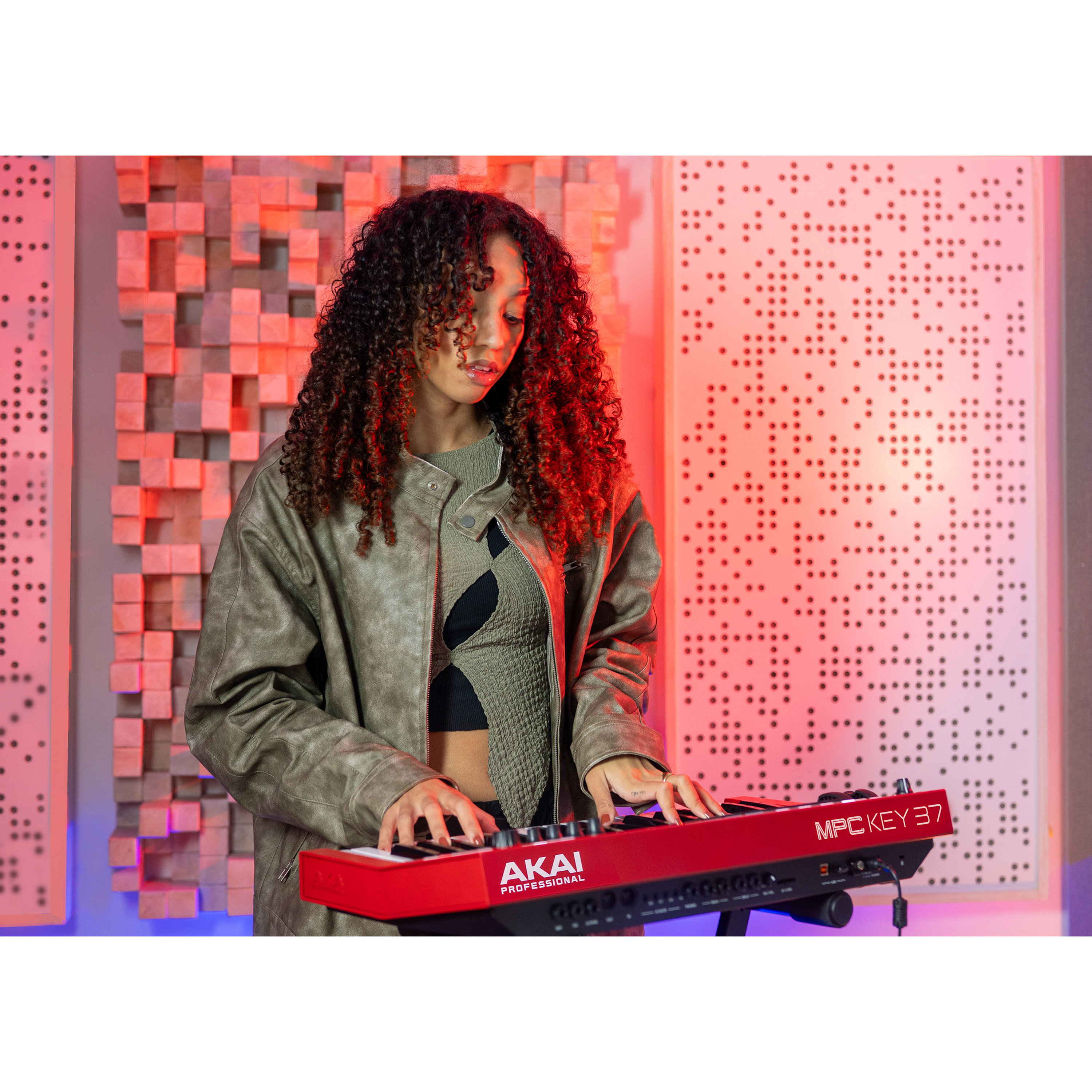 Akai MPC Key 37 - Synthétiseur SonoVente.com