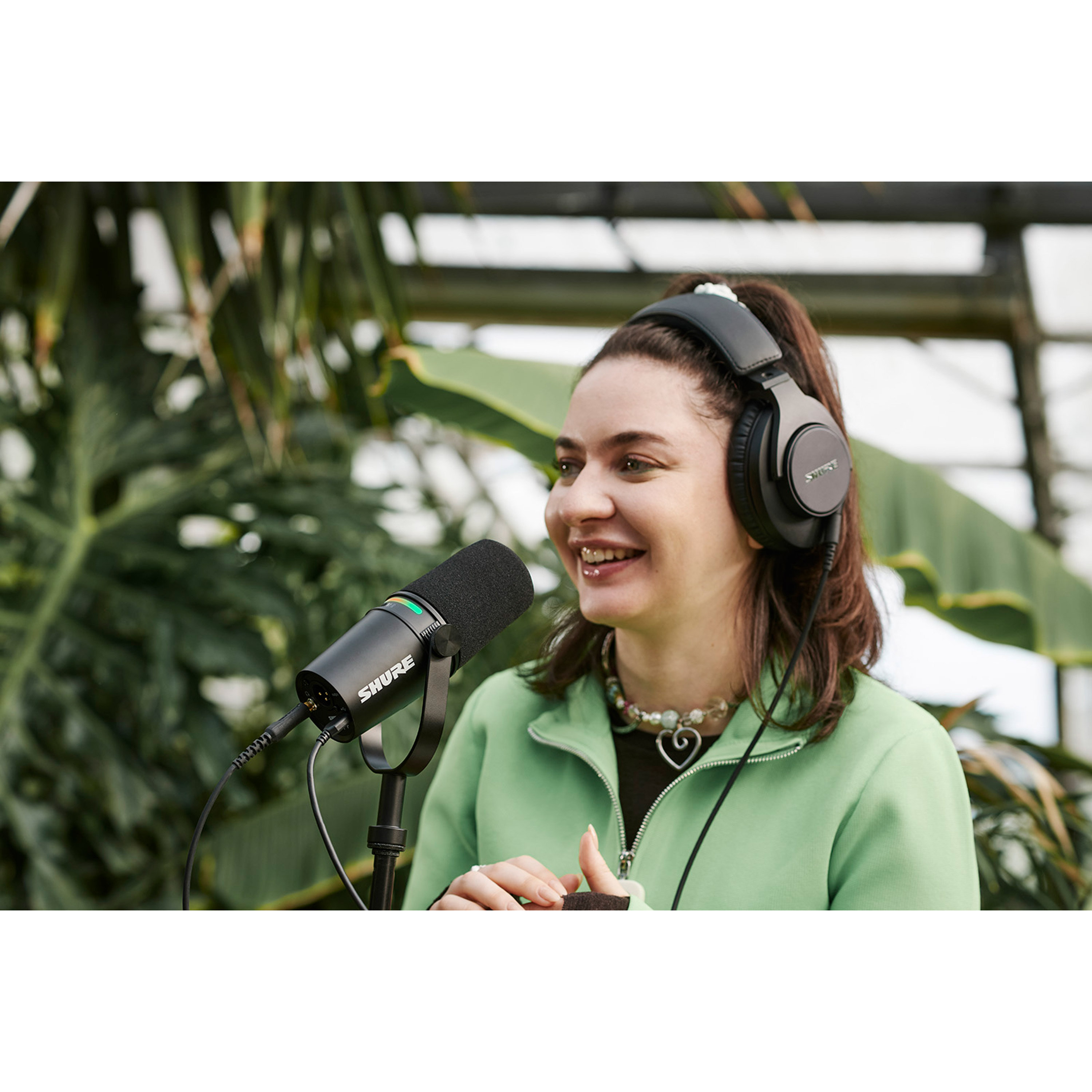 Shure MV7+ K avec stand de table - Micro dynamique SonoVente.com