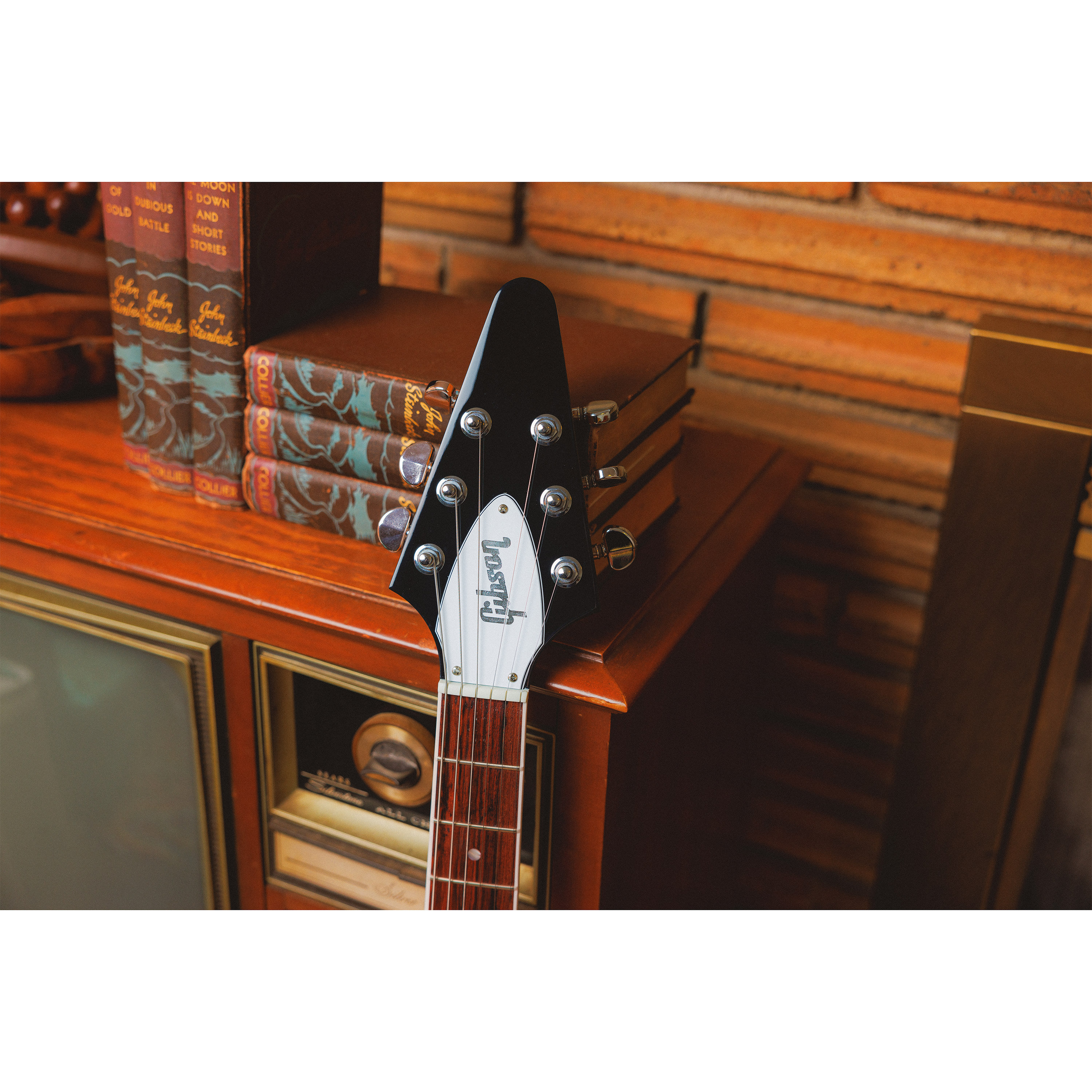 Gibson 70s Flying V Antique Natural - Guitare flying V SonoVente.com
